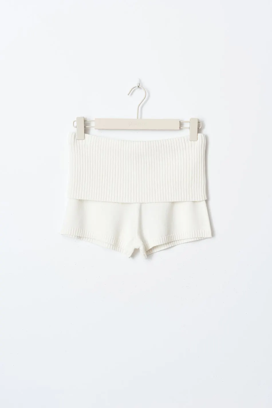 Knitted folded down shorts - Hvit - Dame - Gina Tricot