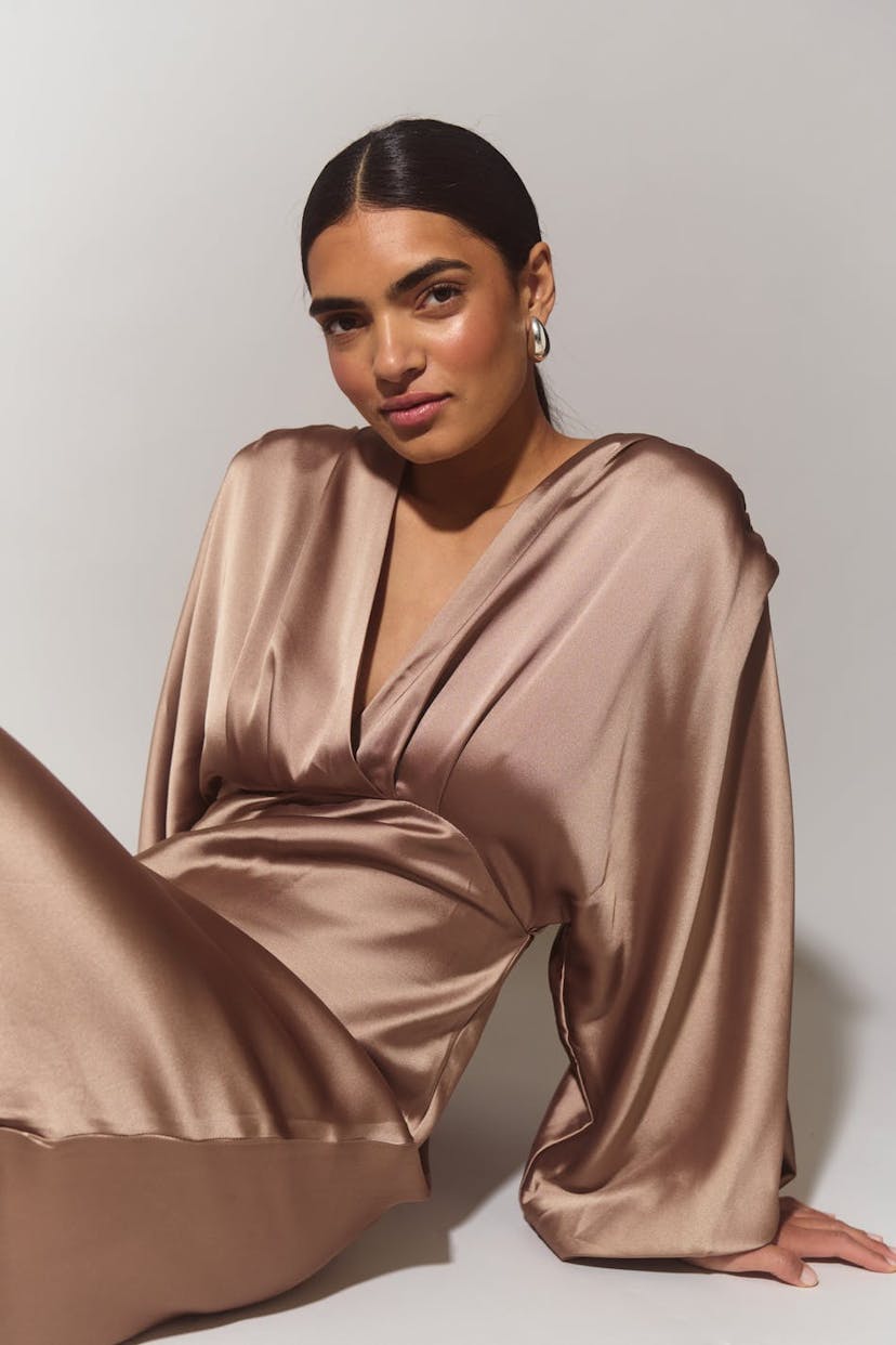 satin midaxi dress - Beige - Dam - Gina Tricot