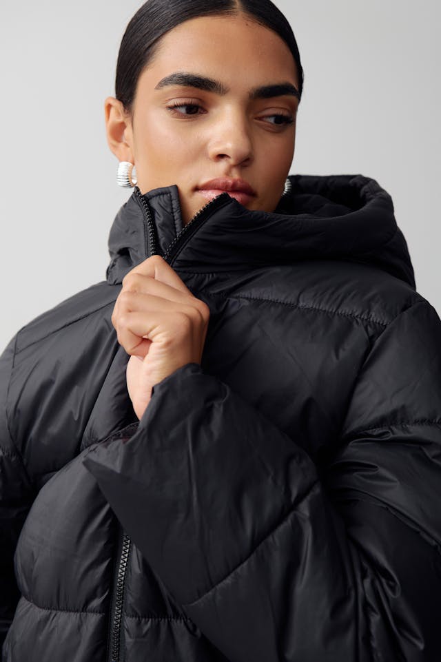 Short puffer jacket - Musta - Nainen - Gina Tricot