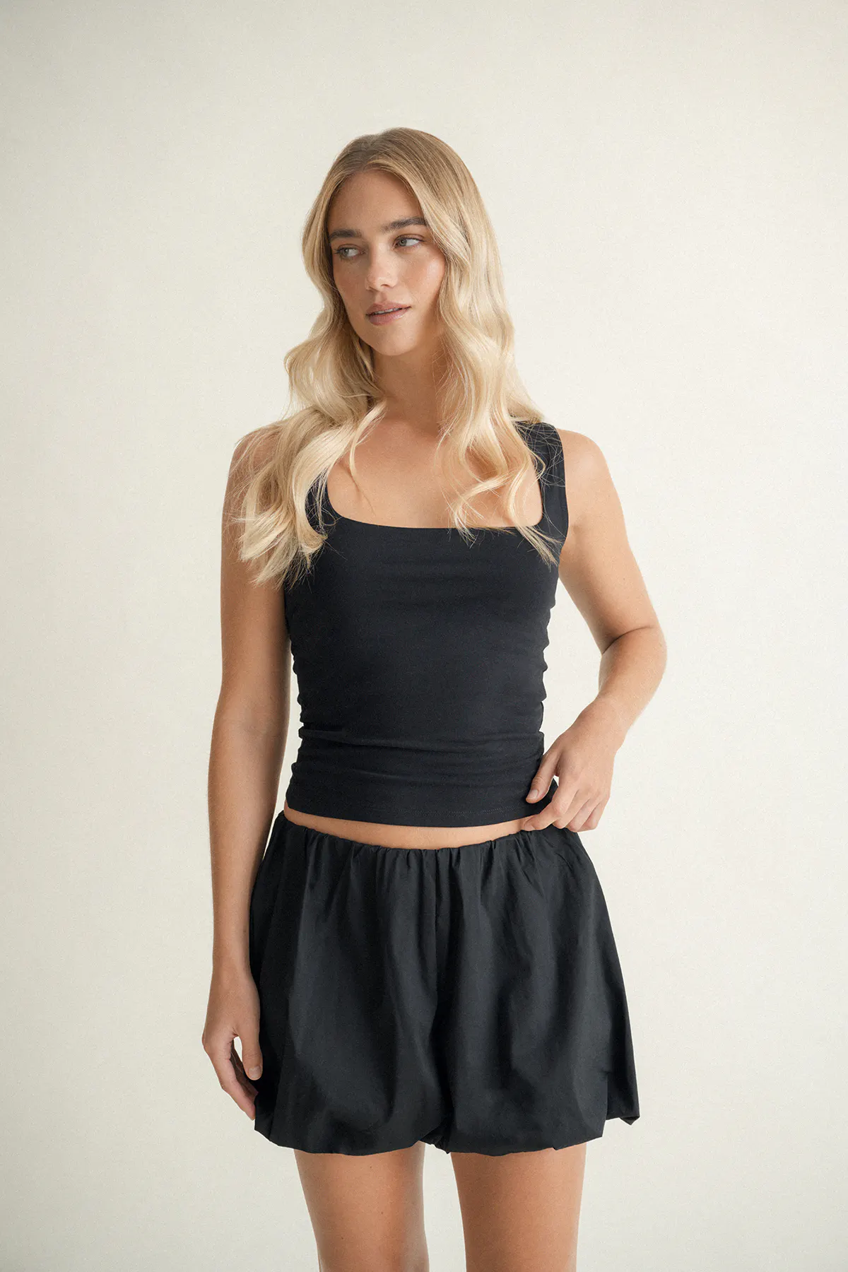 Square neck tank top - Sort - Dame - Gina Tricot