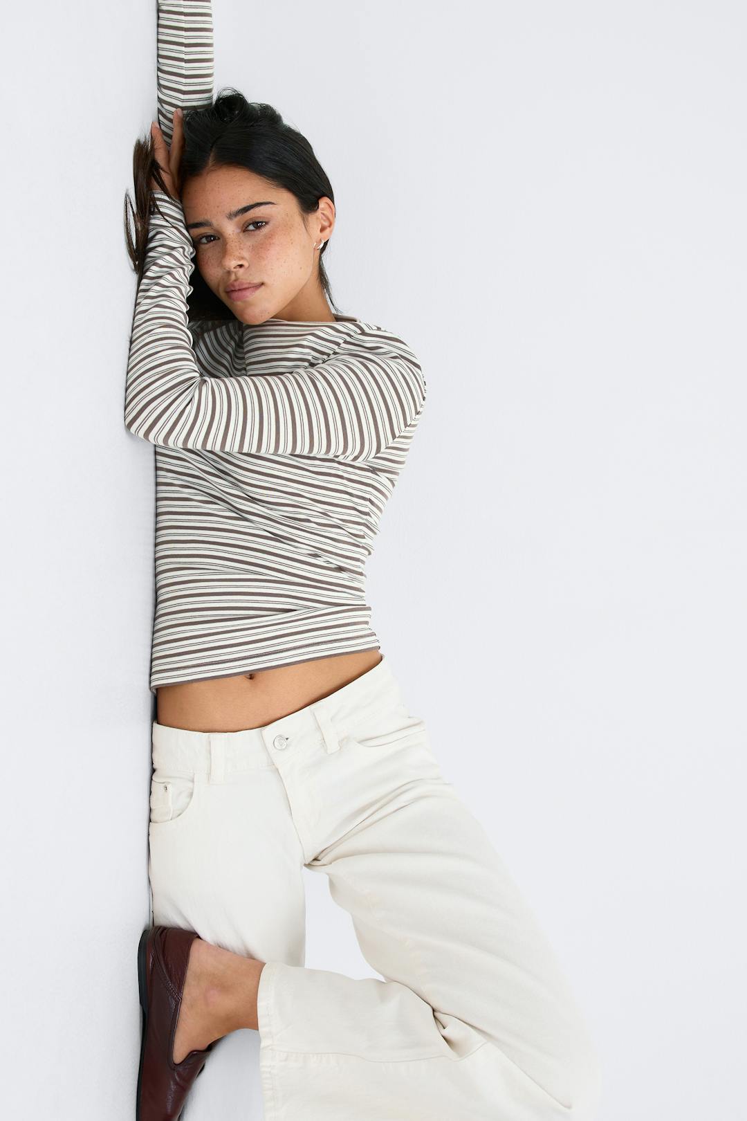 Tight fit long sleeve top - Beige - Women - Gina Tricot