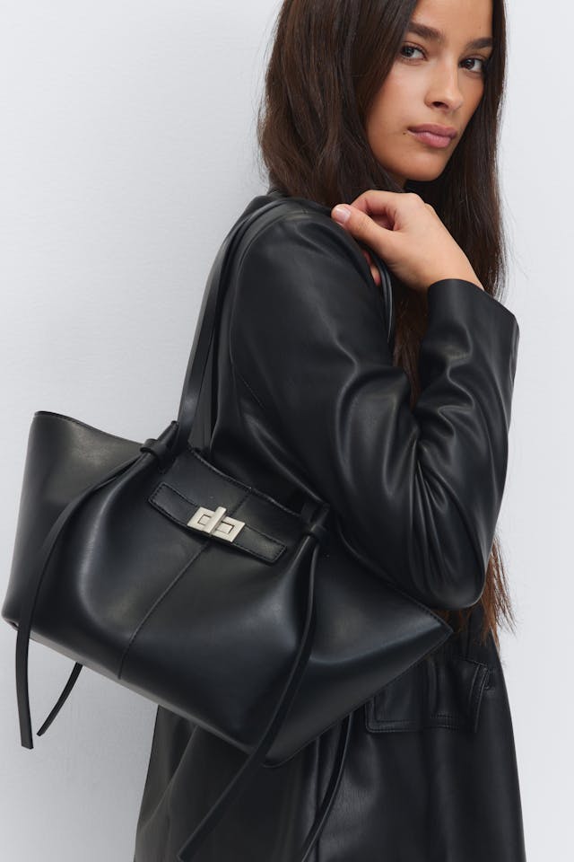 Midi long strap bag - Svart - Dam - Gina Tricot