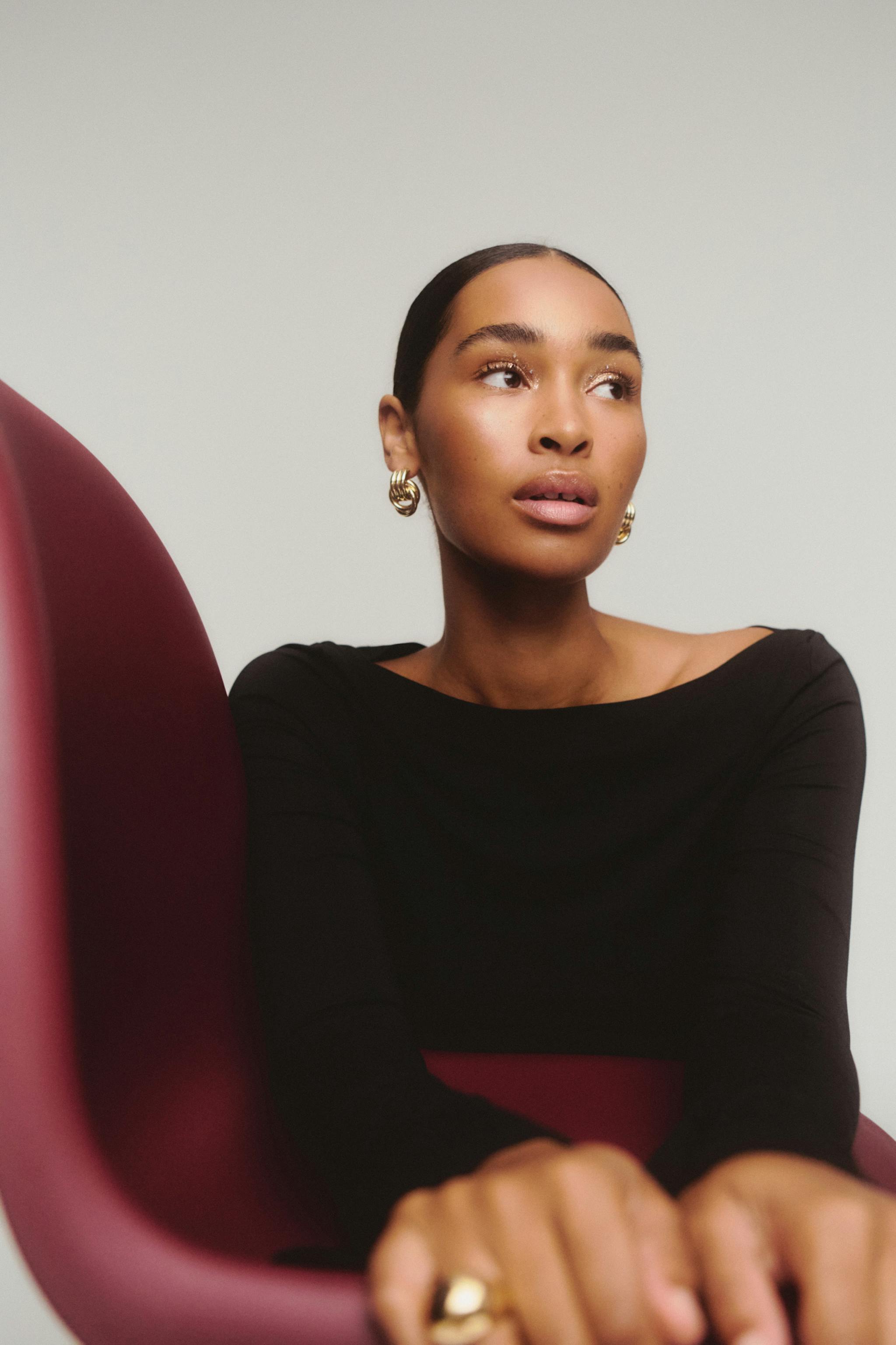 Soft touch boatneck top - Musta - Nainen - Gina Tricot