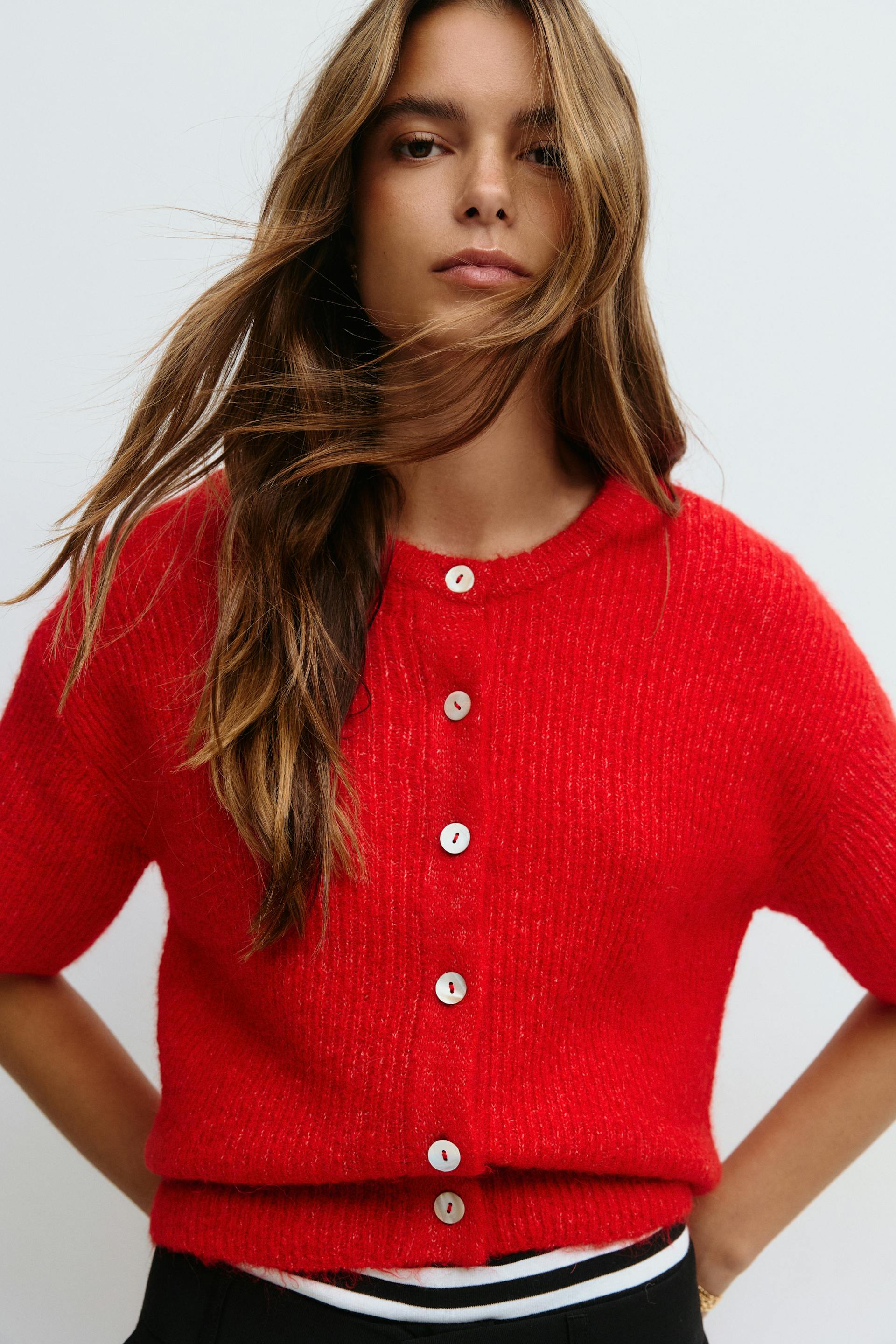 Short sleeve knitted cardigan - Rood - Dame - Gina Tricot