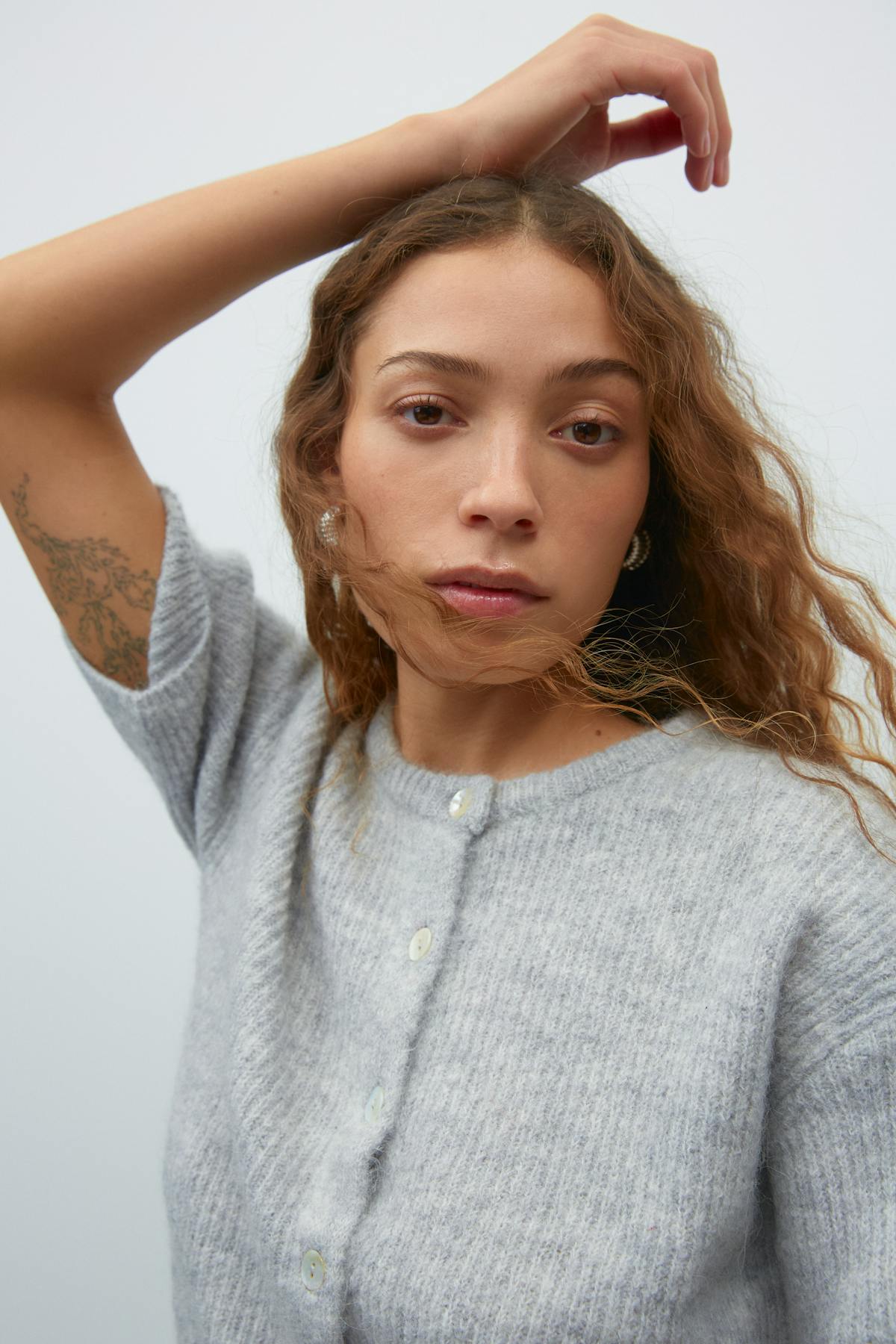 Short sleeve knitted cardigan - Grijsv - Dame - Gina Tricot