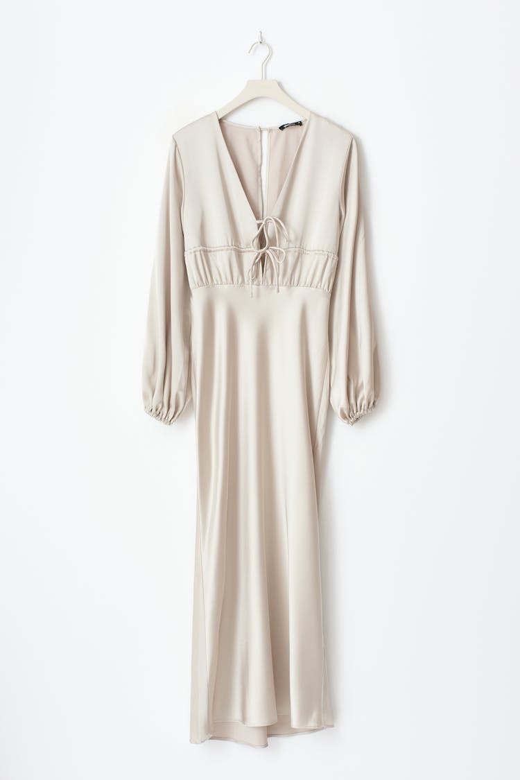 Satin midaxi dress - Beige - Dame - Gina Tricot