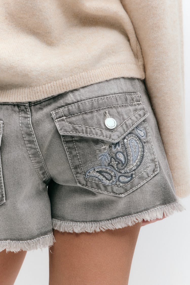 Y chunky embroidery shorts - Grå - Gina Tricot