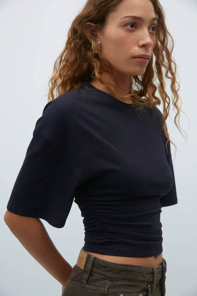 Soft touch ruched tee - Sort - Dame - Gina Tricot