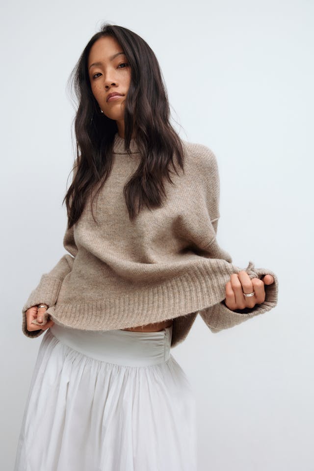 Folded sleeve knitted sweater - Beige - Dame - Gina Tricot