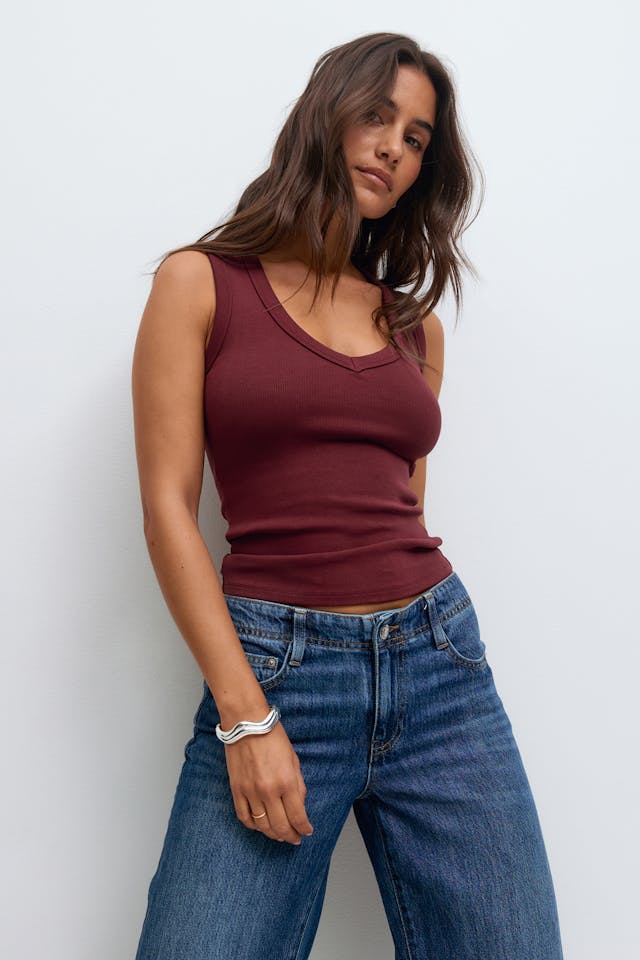 Tight v-neck rib tank - Rouge - Femme - Gina Tricot