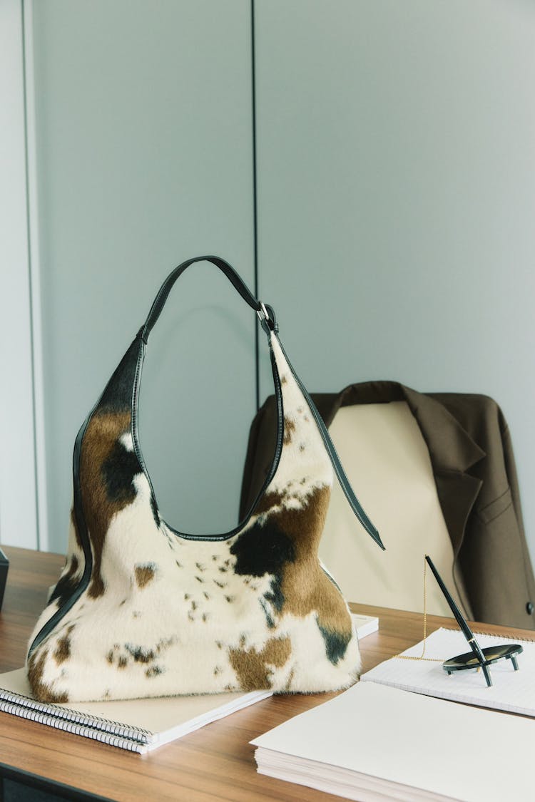 Cow shoulder bag - Svart - Dam - Gina Tricot