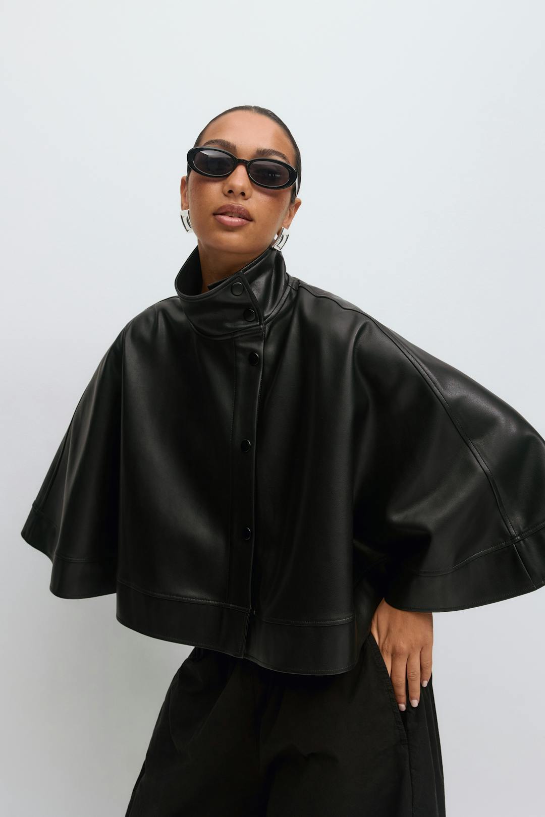 Pu cape - Zwart - Dame - Gina Tricot