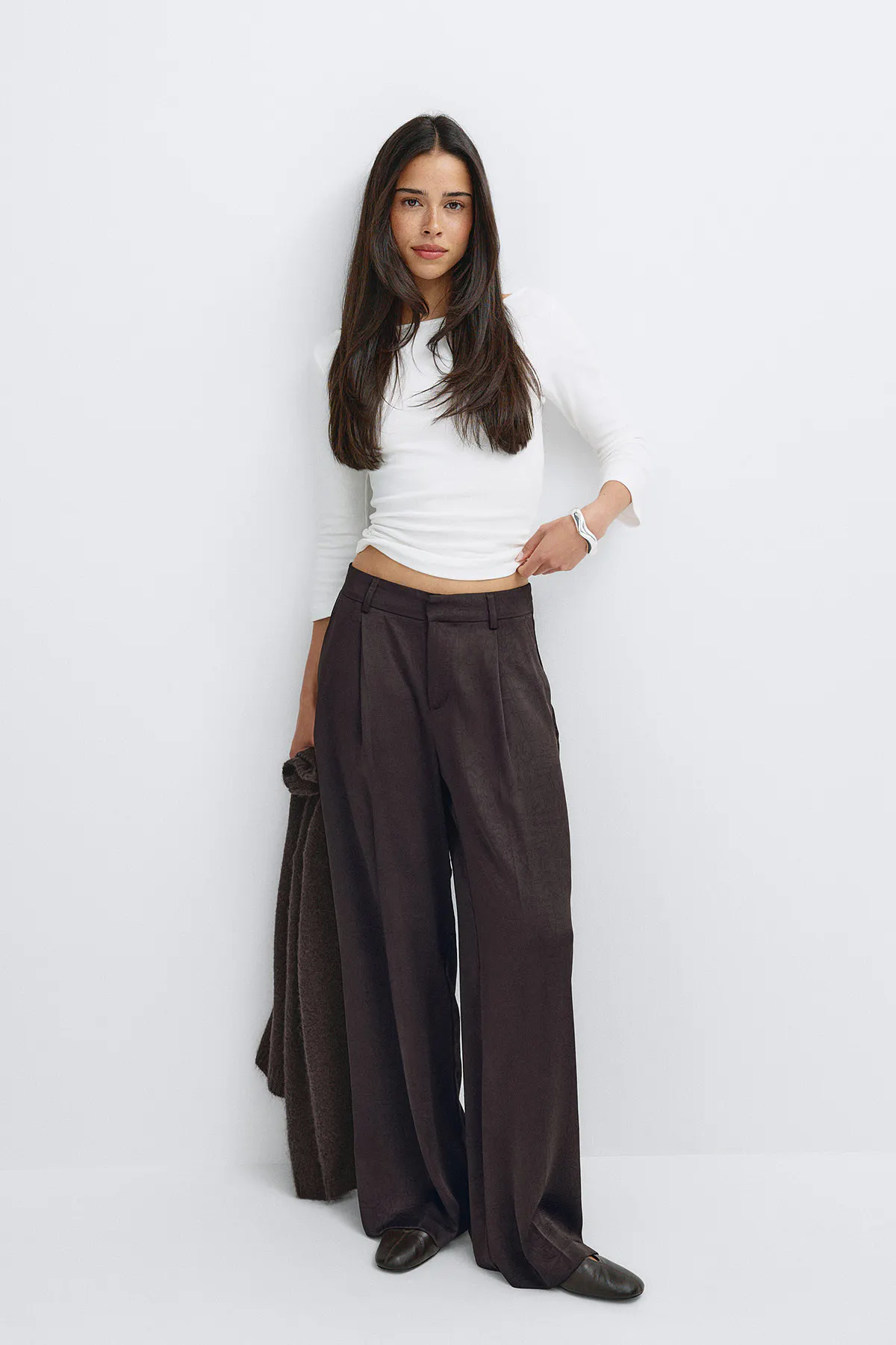 Pleated satin trousers - Brun - Dame - Gina Tricot