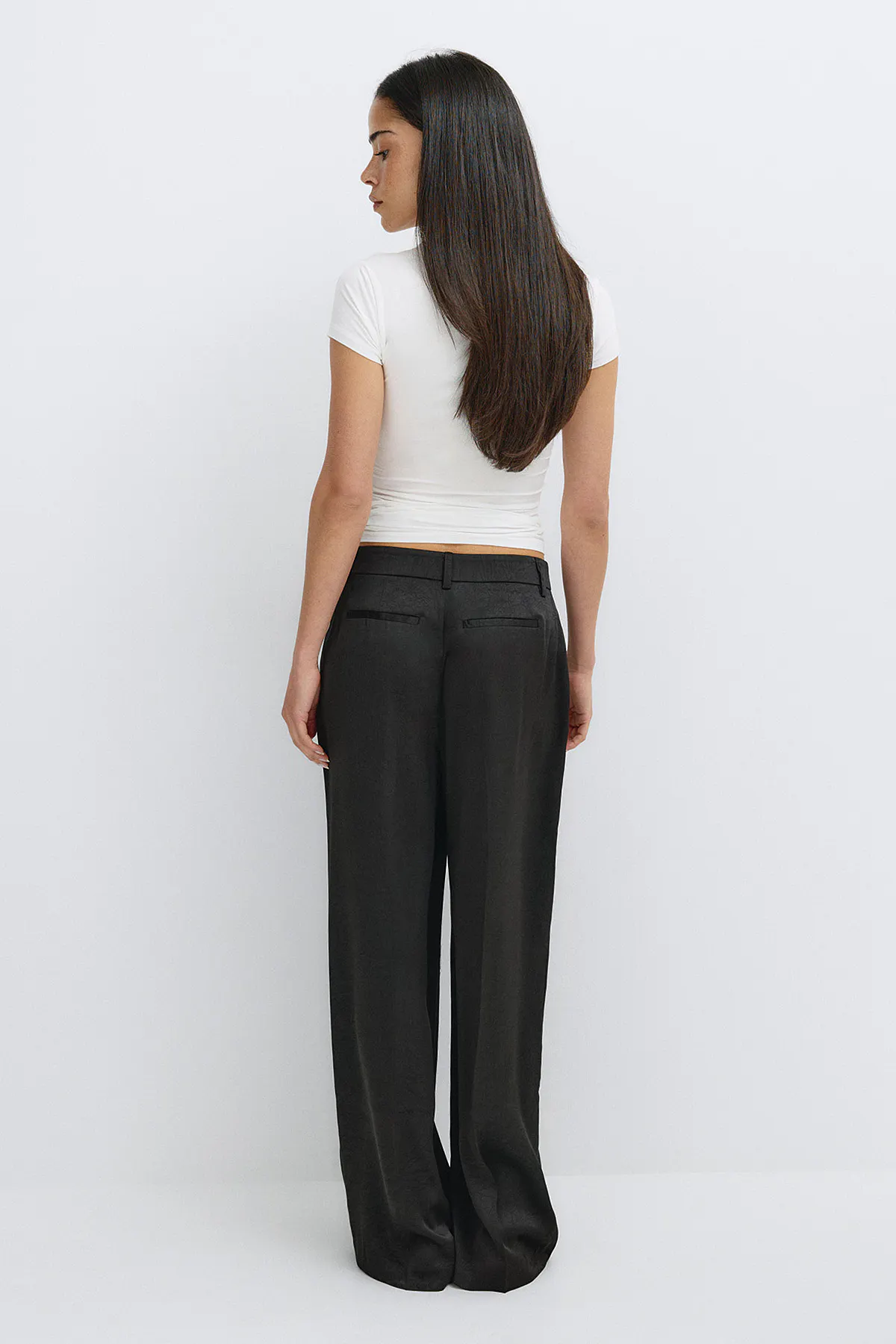 Pleated satin trousers - Svart - Dame - Gina Tricot